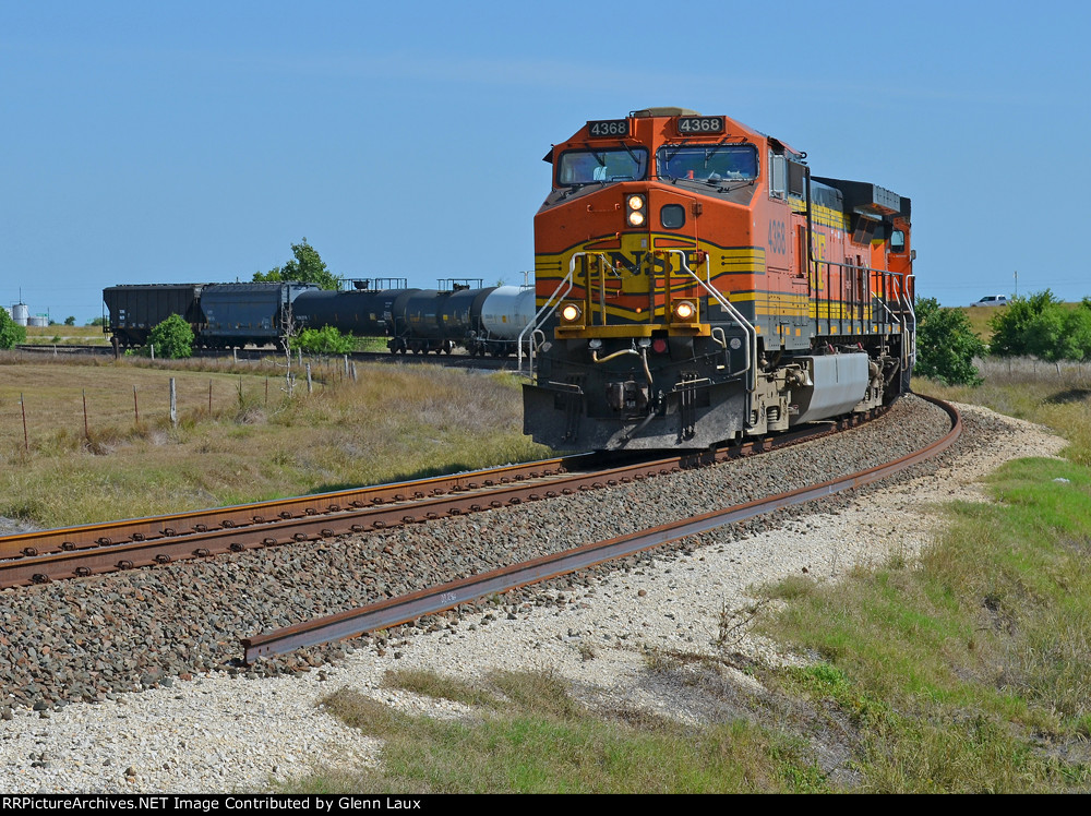BNSF 4368 and 991 come to a stop with a short train, waiting for a green signal